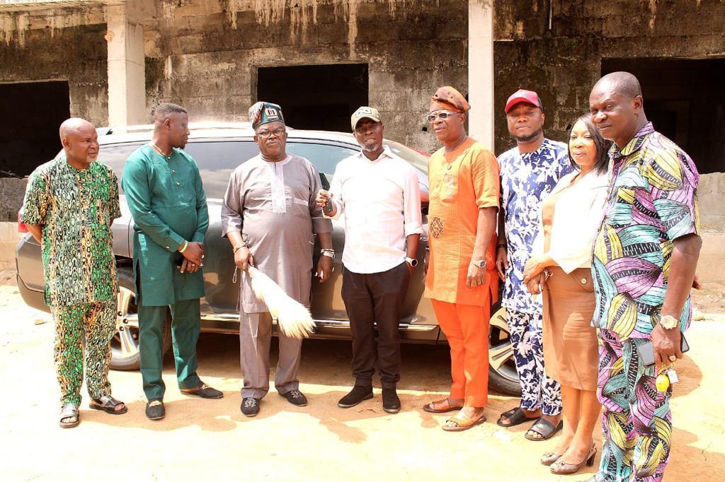 Hon. Odunmbaku Presents Official Vehicle To Oba Of Aguda - P.M.EXPRESS