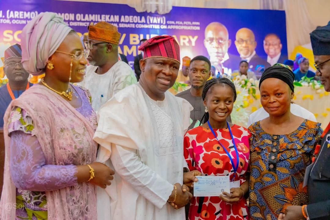1600 Students Benefit From Senator Adeola Yayi's Scholarship & Bursary ...